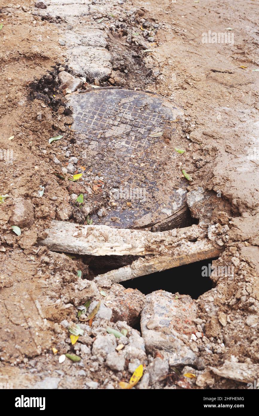 Rusty metal manhole. Emergency repair works on the road Stock Photo - Alamy