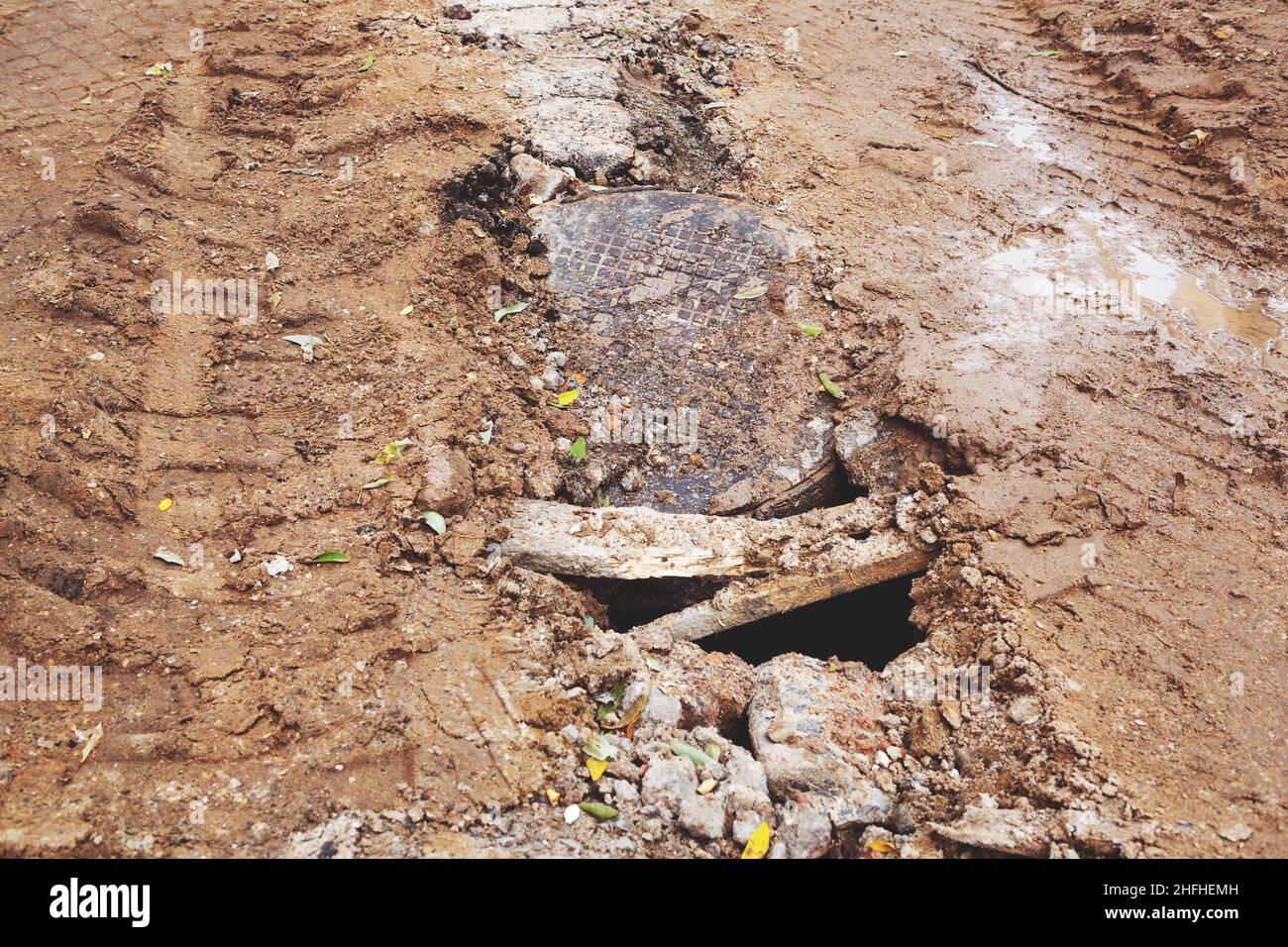 Rusty metal manhole. Emergency repair works on the road Stock Photo - Alamy