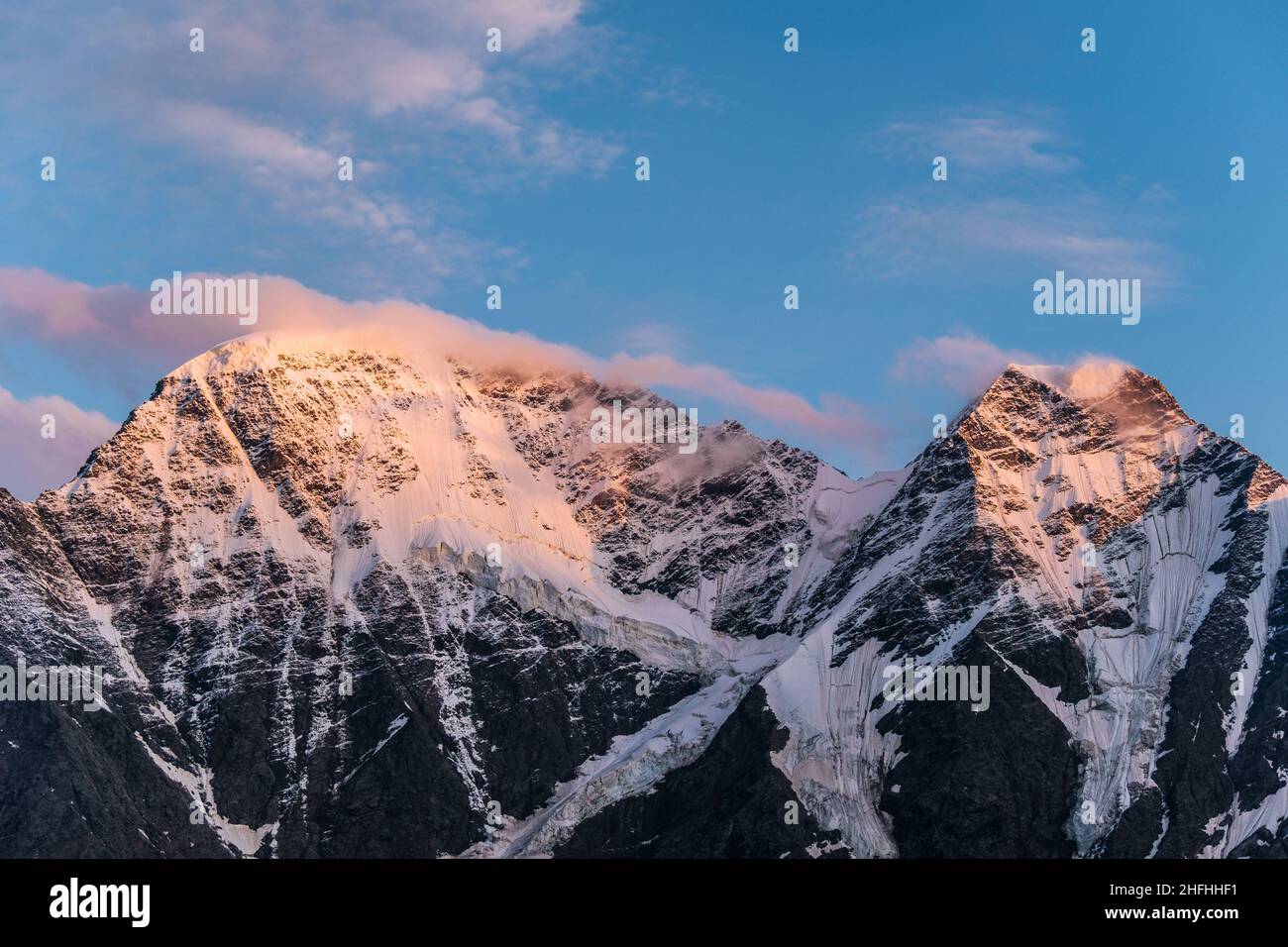 High snowy mountains hi-res stock photography and images - Alamy
