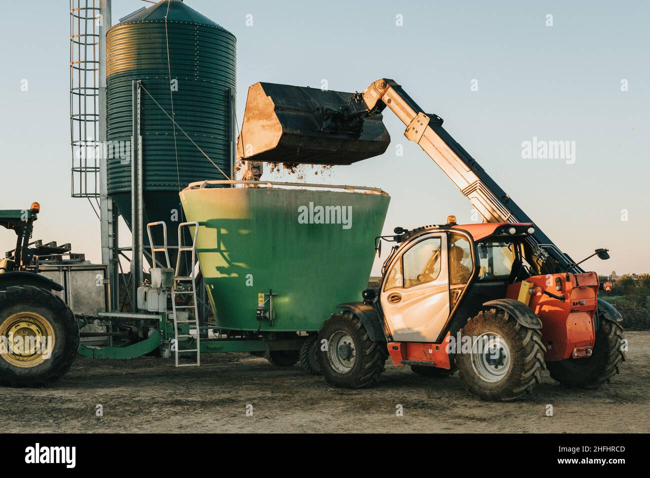 Shovel loader tractor hi-res stock photography and images - Alamy