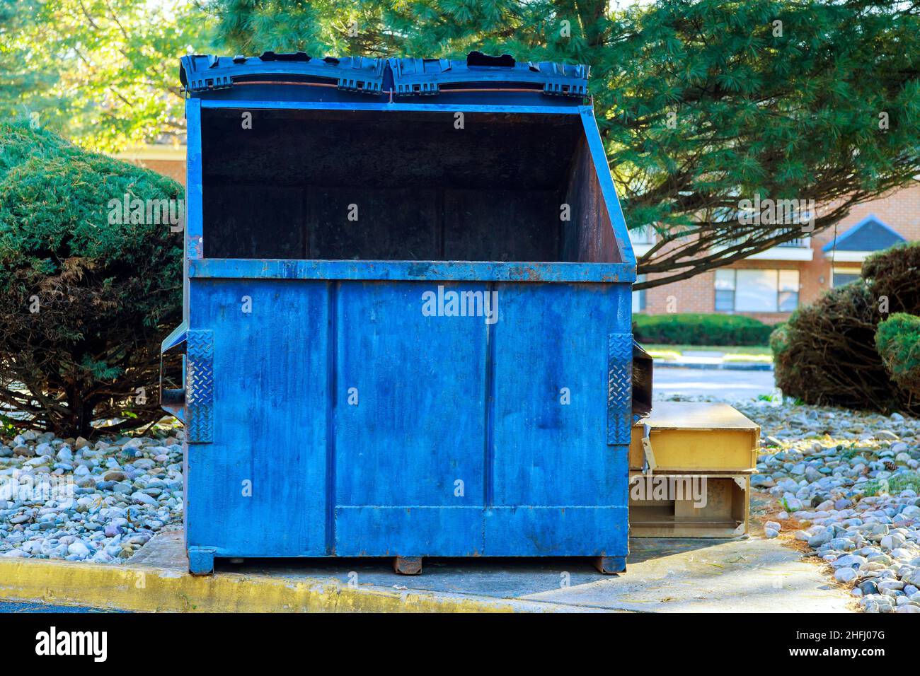 City garbage hi-res stock photography and images - Alamy