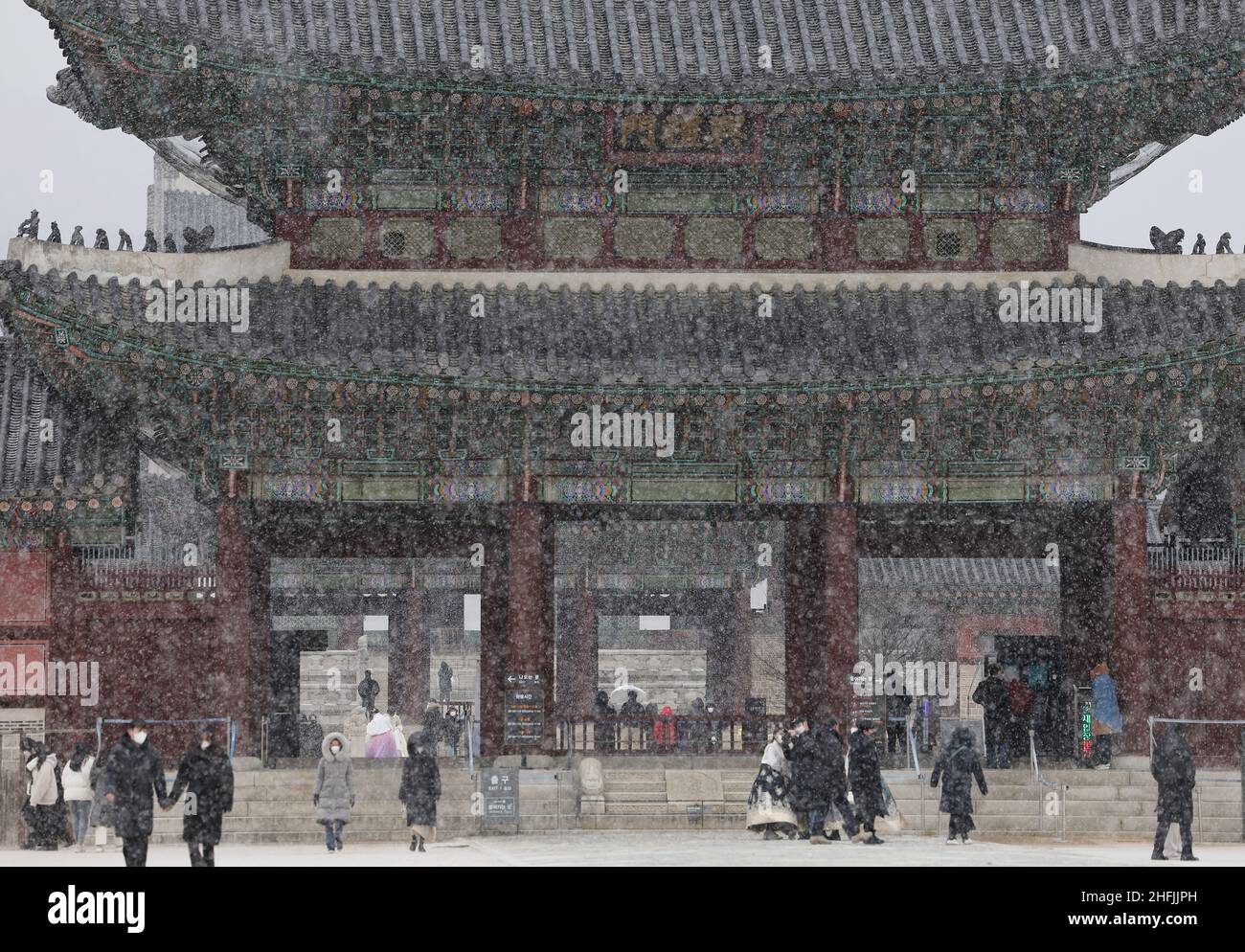 17th Jan, 2022. Snow in Seoul People walk around Gyeongbok Palace in ...
