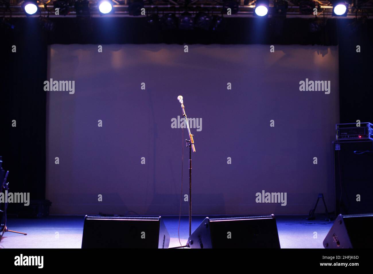 Empty dark scene hi-res stock photography and images - Alamy