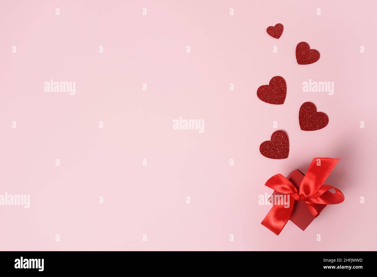 Gift box with red hearts on pink Valentine background, anniversary ...