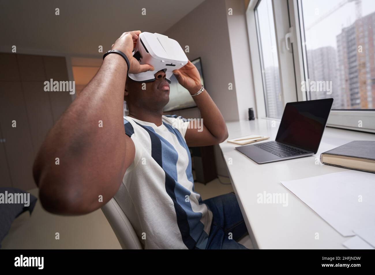 Looking through vr goggles hi-res stock photography and images - Alamy