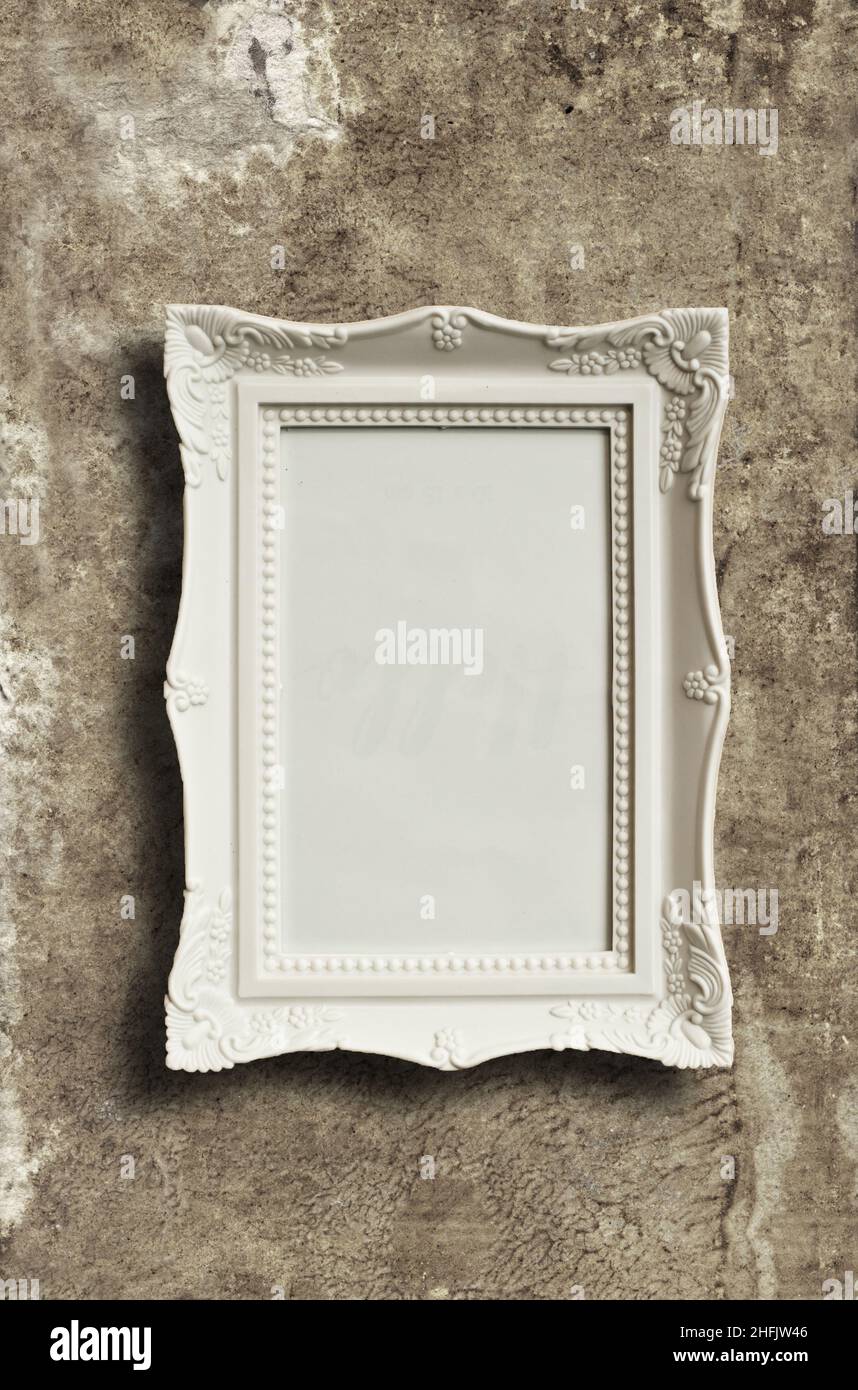 white blank picture frame on grunge wall Stock Photo - Alamy