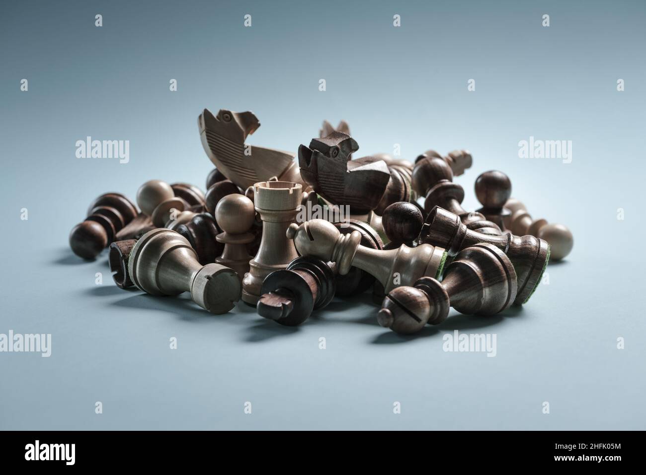 Messy heap of wooden chess pieces mixed together Stock Photo - Alamy