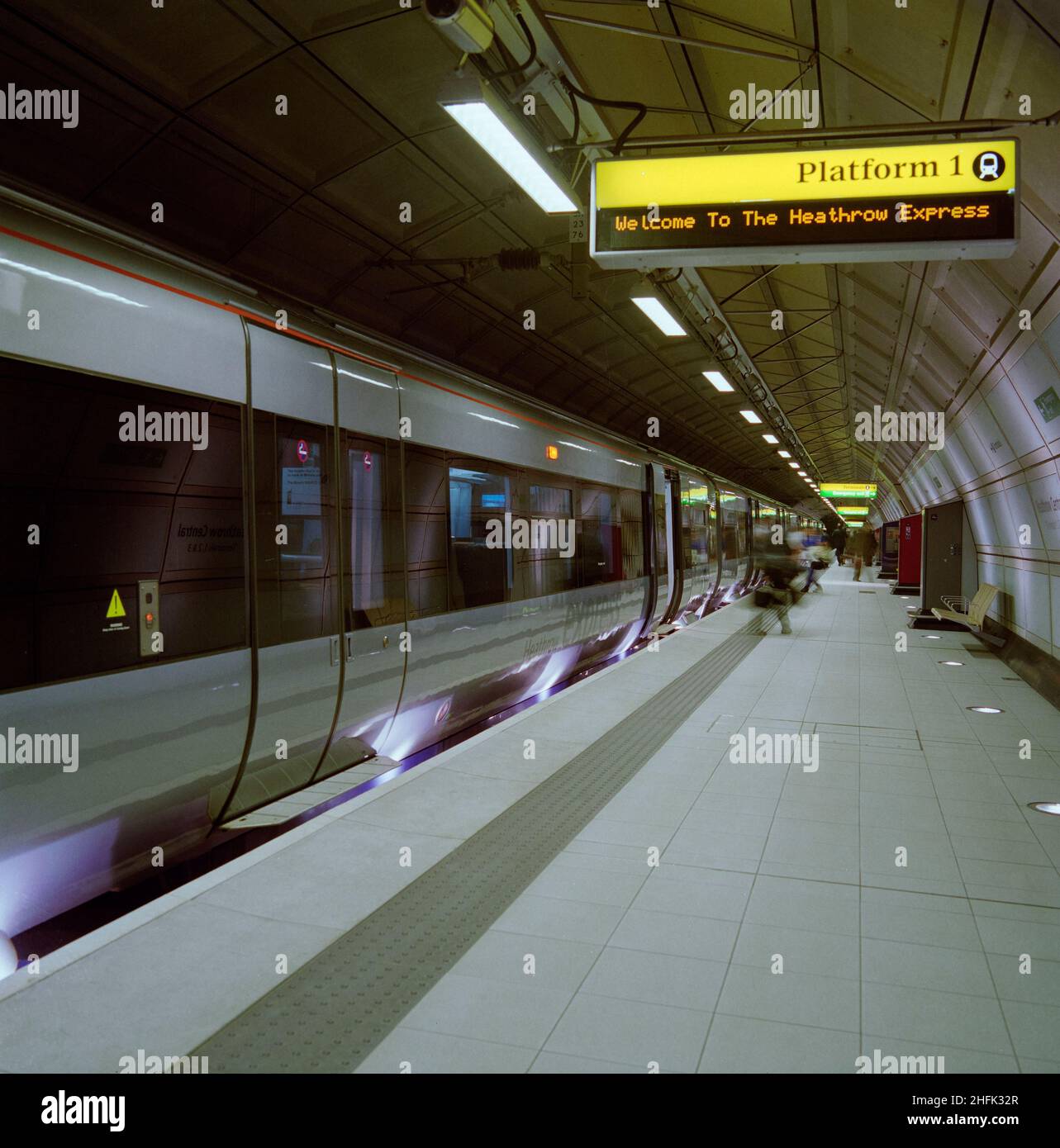 Heathrow express train in paddington hi-res stock photography and ...