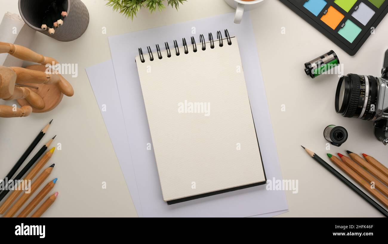 Empty notepad, school notebook or spiral notepad on workspace table ...