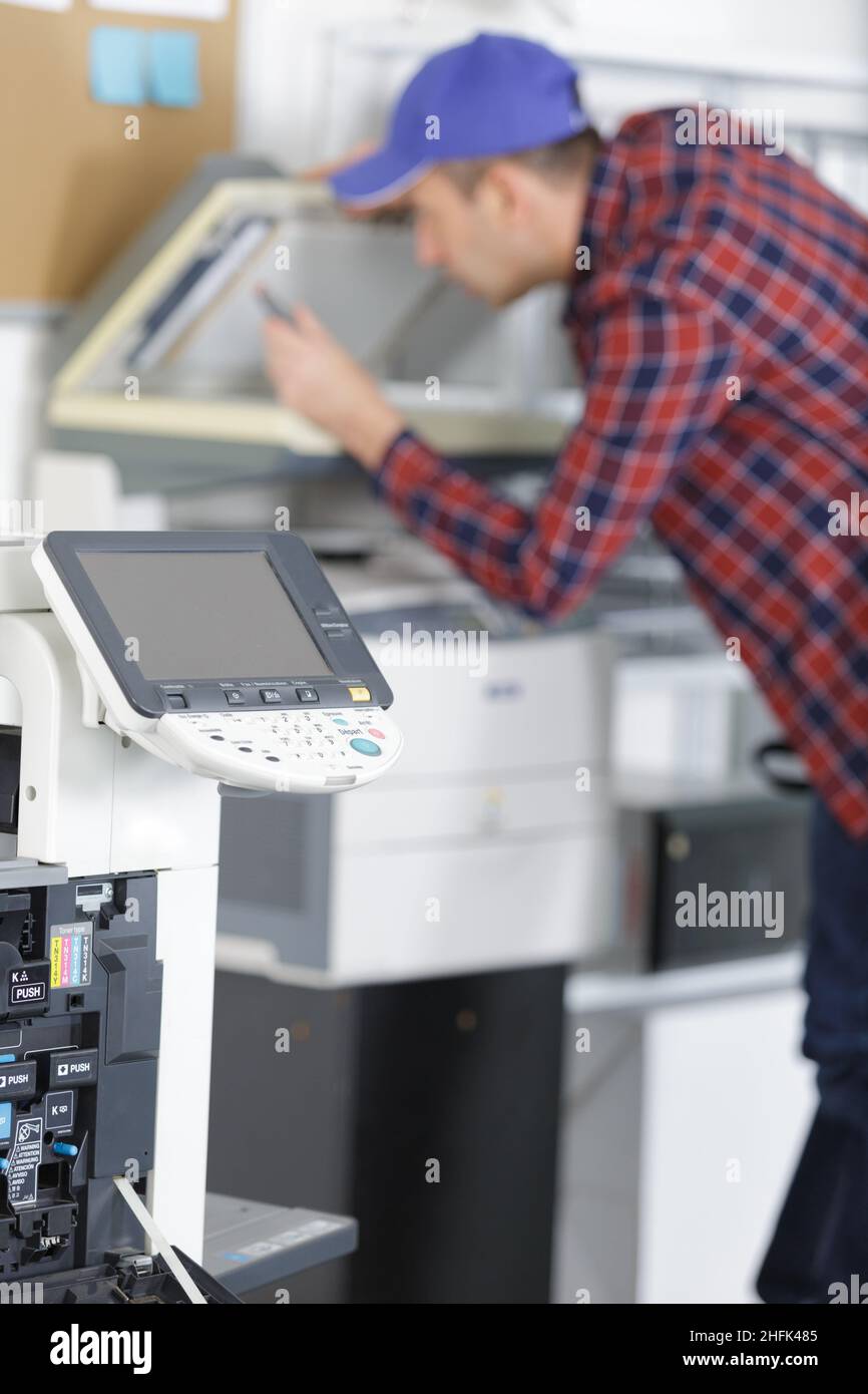 man fixing printer Stock Photo - Alamy