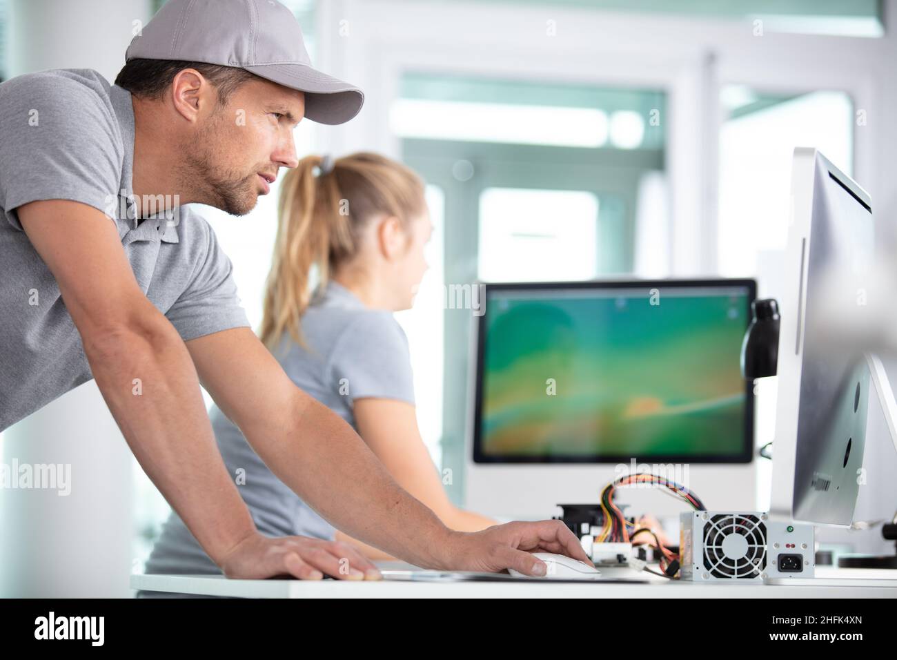 Computer lab teenagers hi-res stock photography and images - Alamy