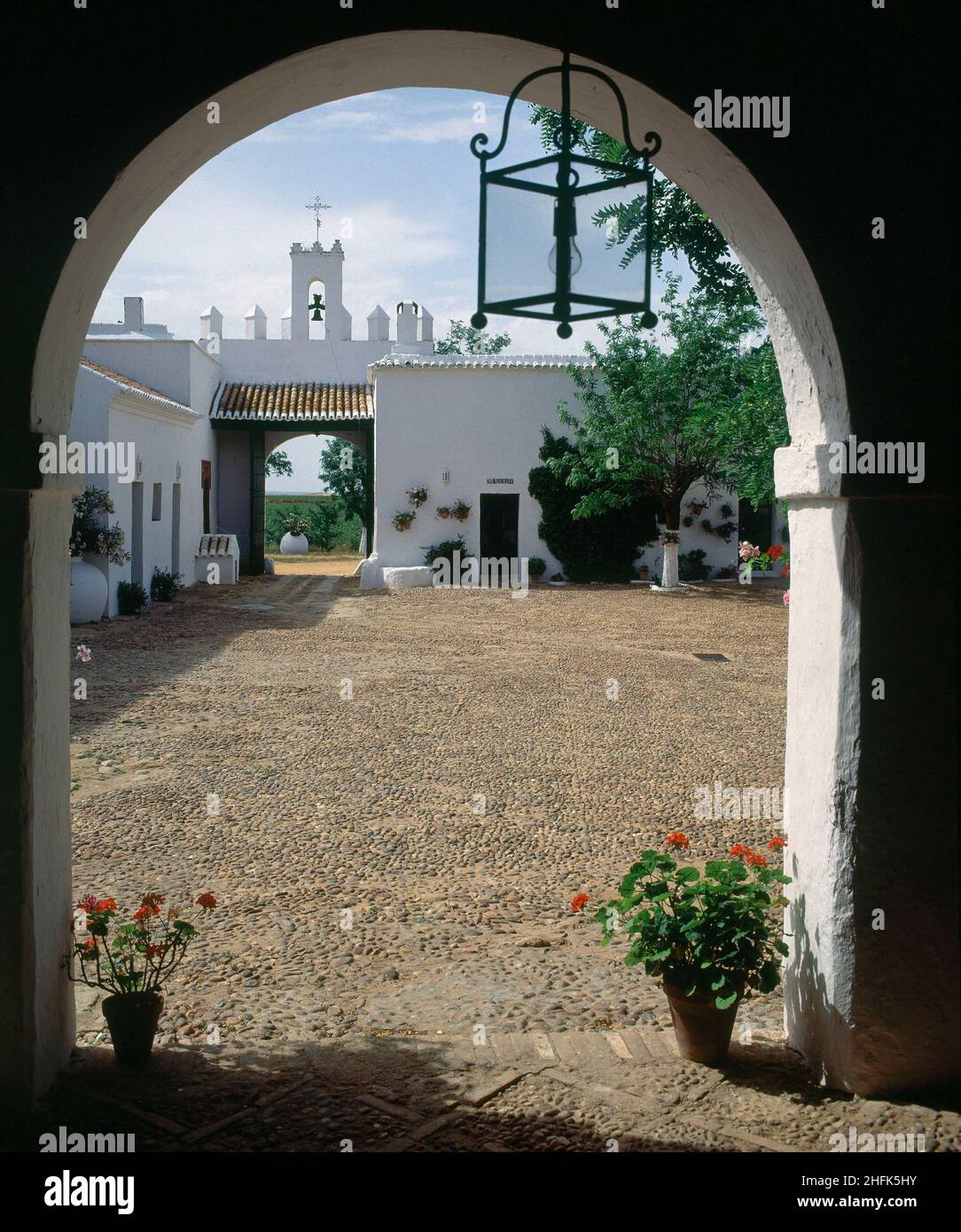 PATIO Y PUERTA DE ENTRADA-SUELO DE CANTO RODADO. Location: CORTIJO ...