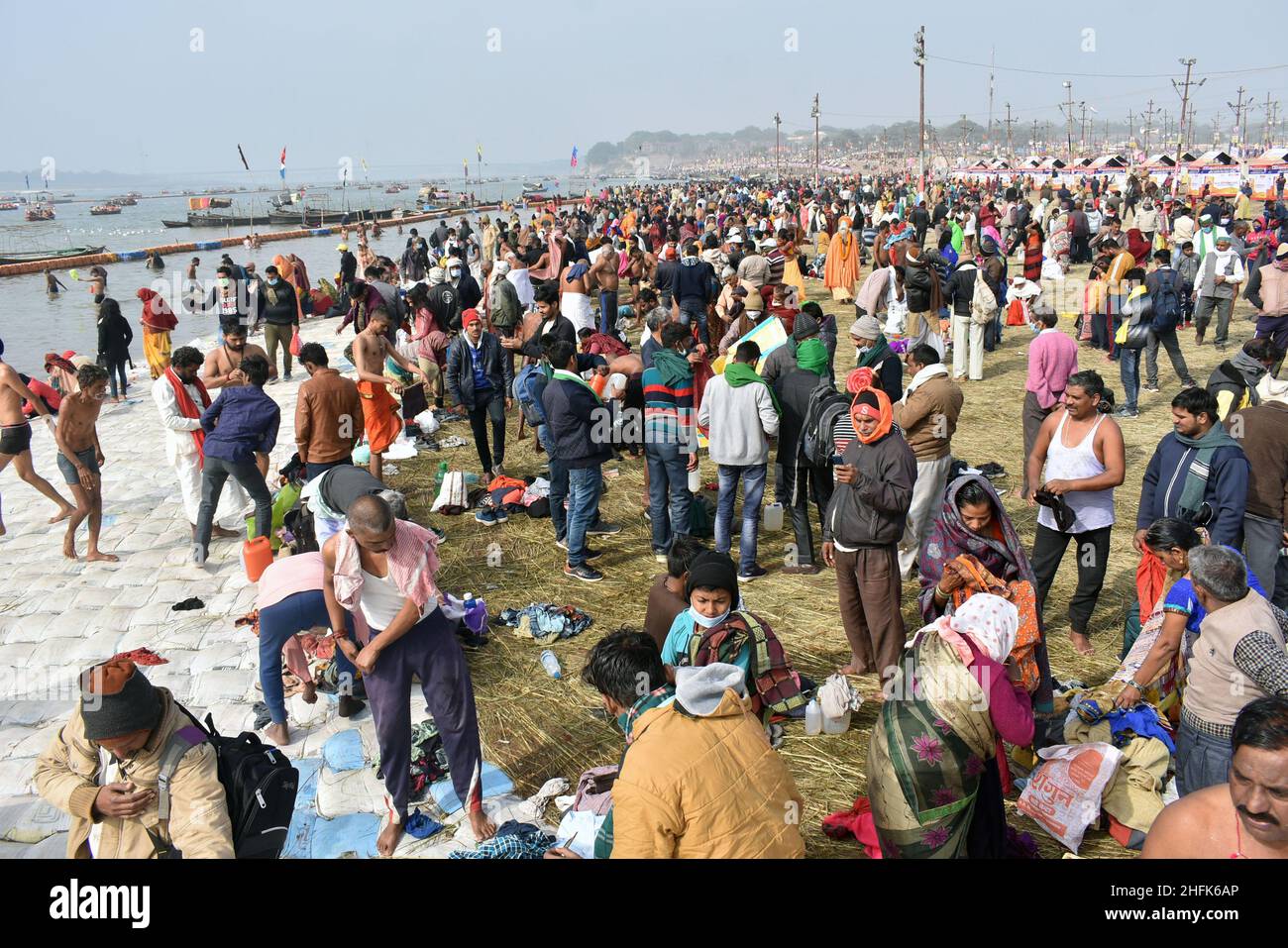 Prayagraj, Uttar Pradesh, India. 17th Jan, 2022. Prayagraj: Hiindu ...