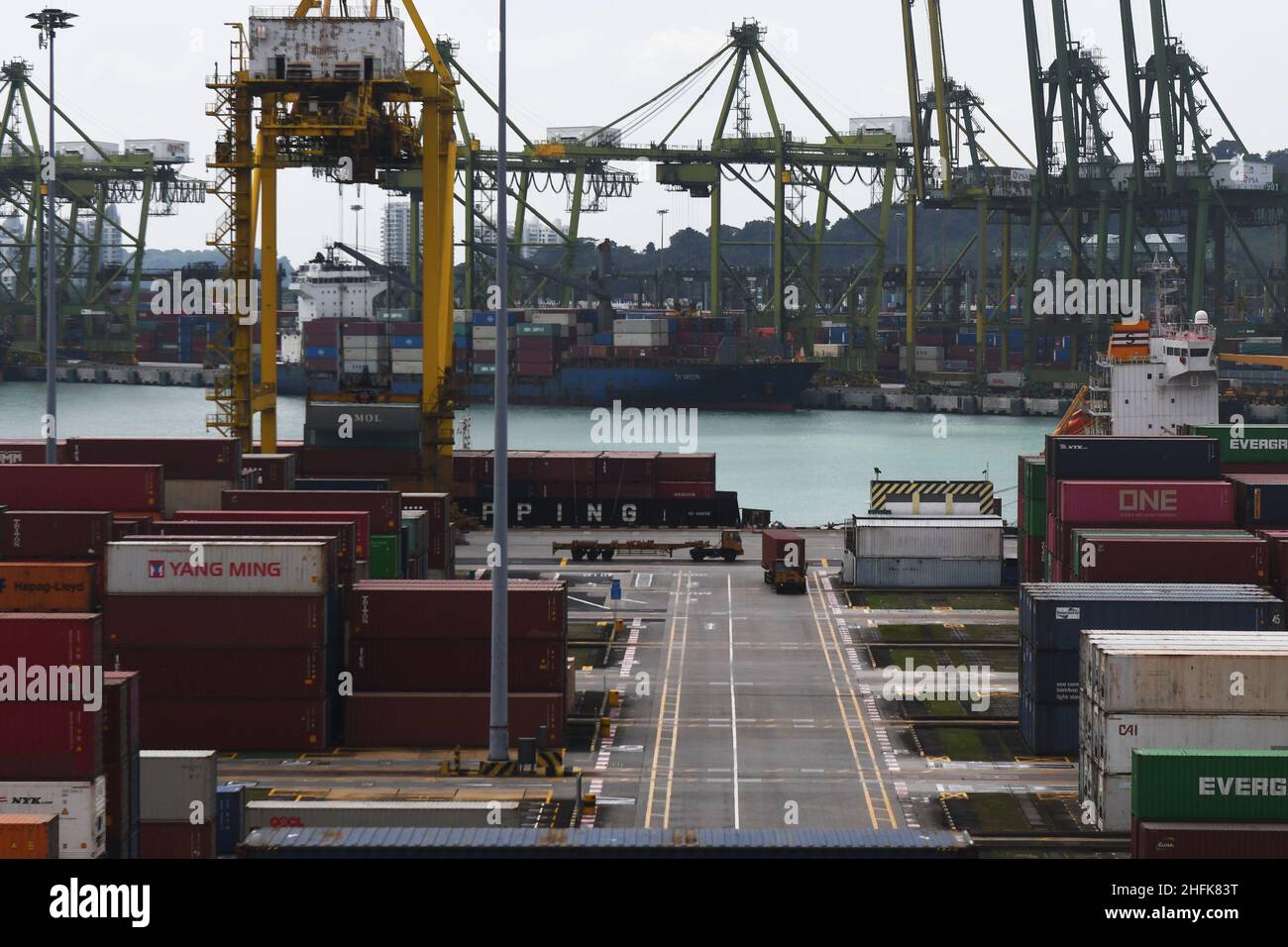 Singapore. 10th Jan, 2022. Photo taken on Jan. 10, 2022 shows port ...