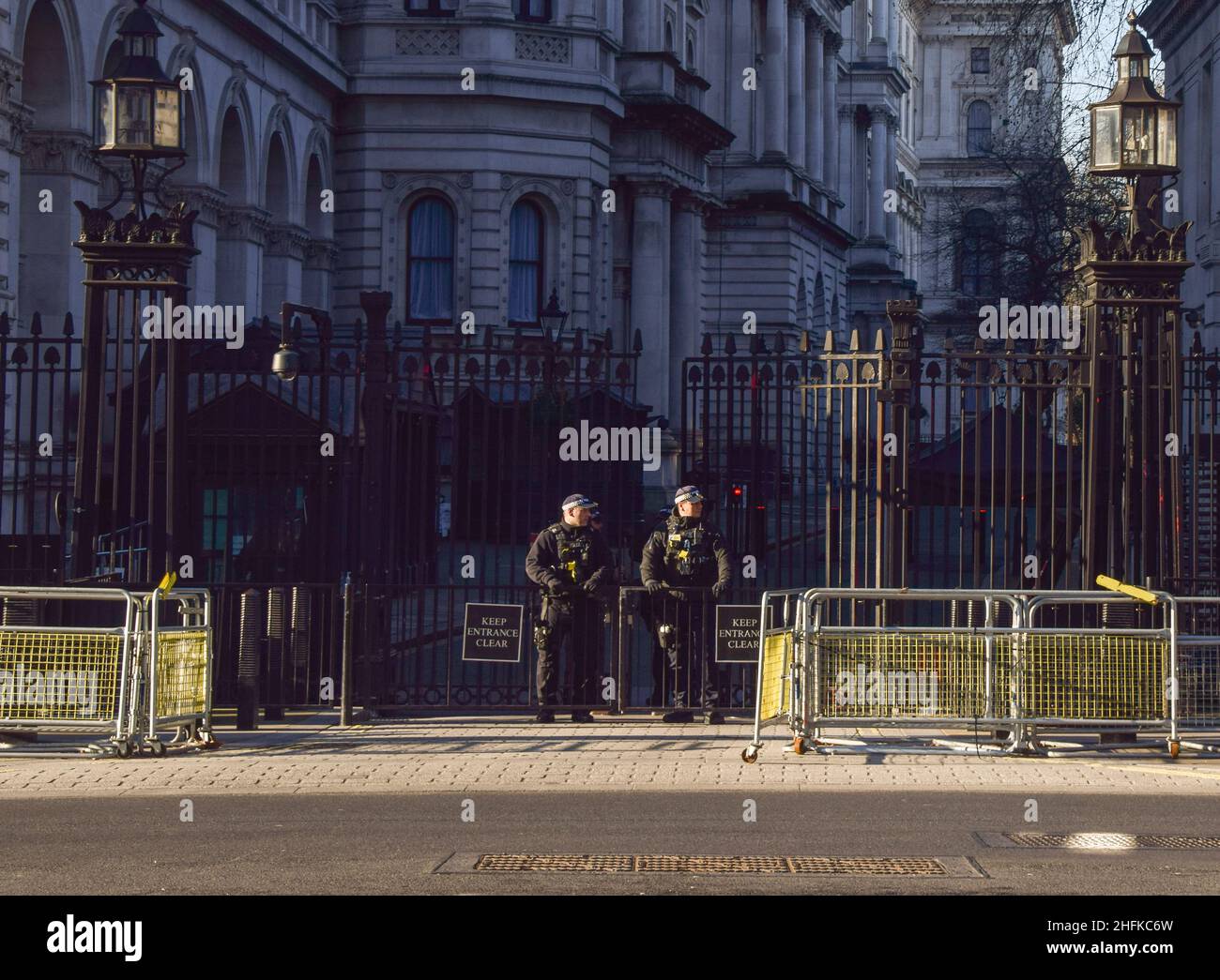 Police guarding the gates at 10 downing street hi-res stock photography ...