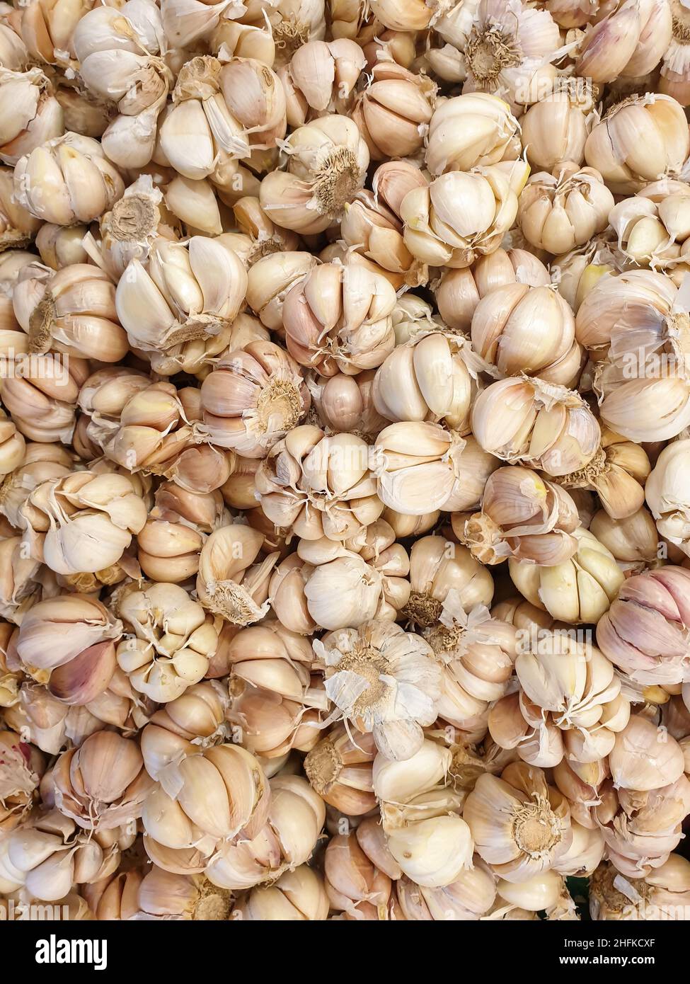 top view of garlic on a supermarket shelf Stock Photo - Alamy