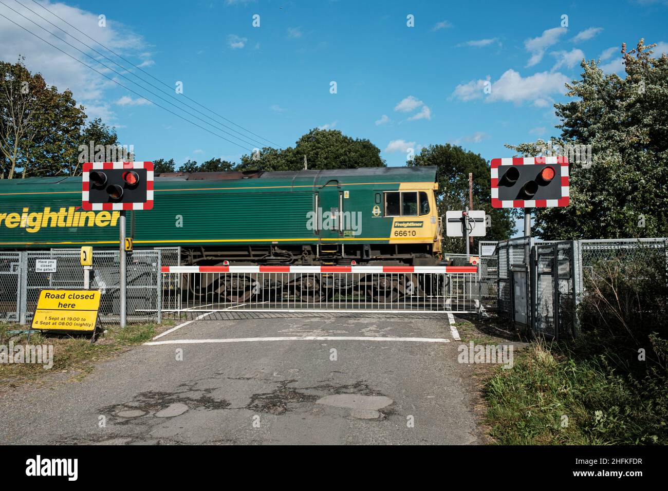 Train road railway rail crossing hi-res stock photography and images ...