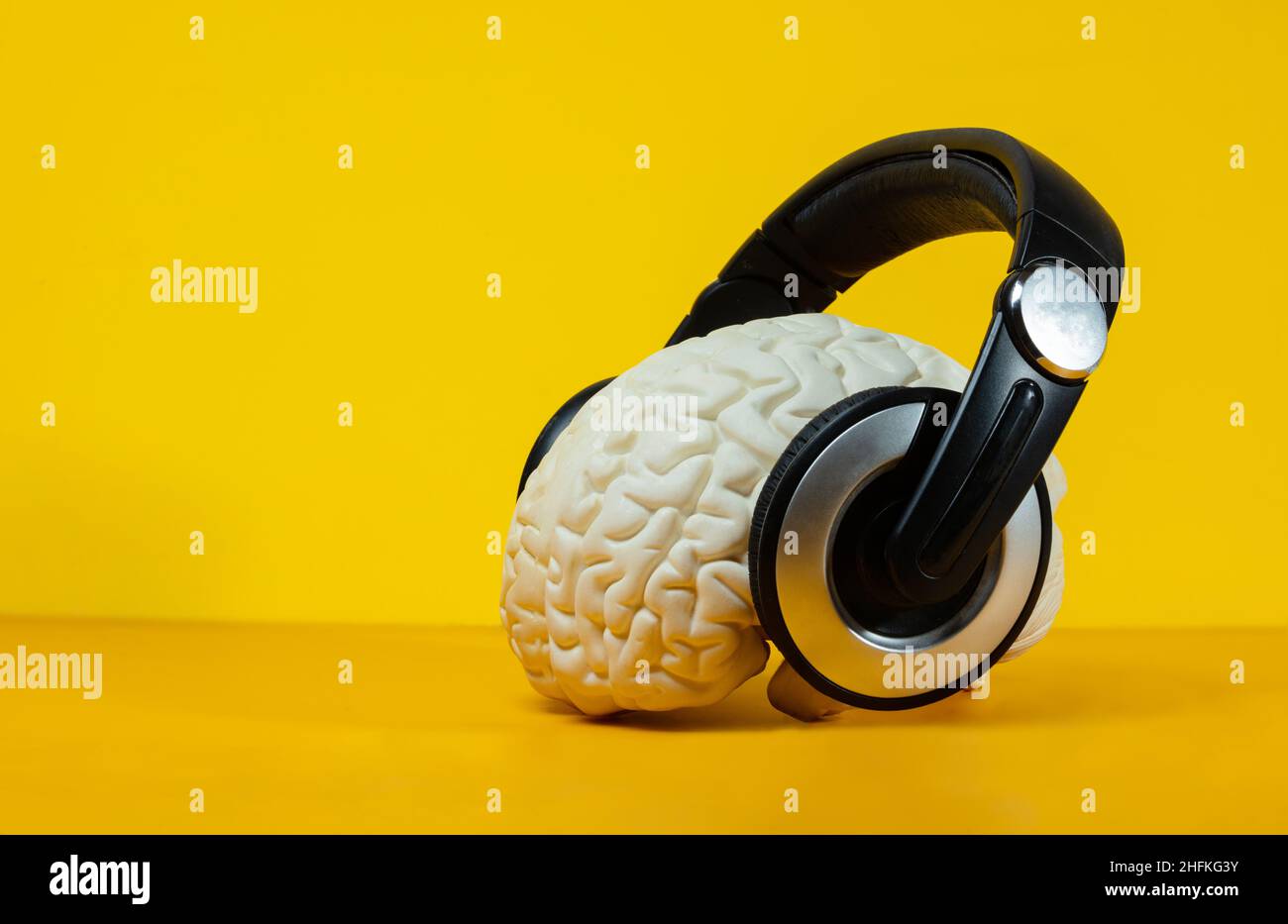 Intelligent listening concept brain in the headphones Stock Photo - Alamy