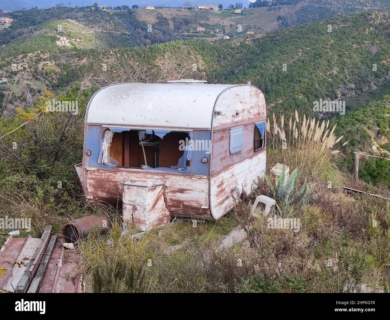 Old abandoned rusted roulotte Rv van in green field Stock Photo - Alamy