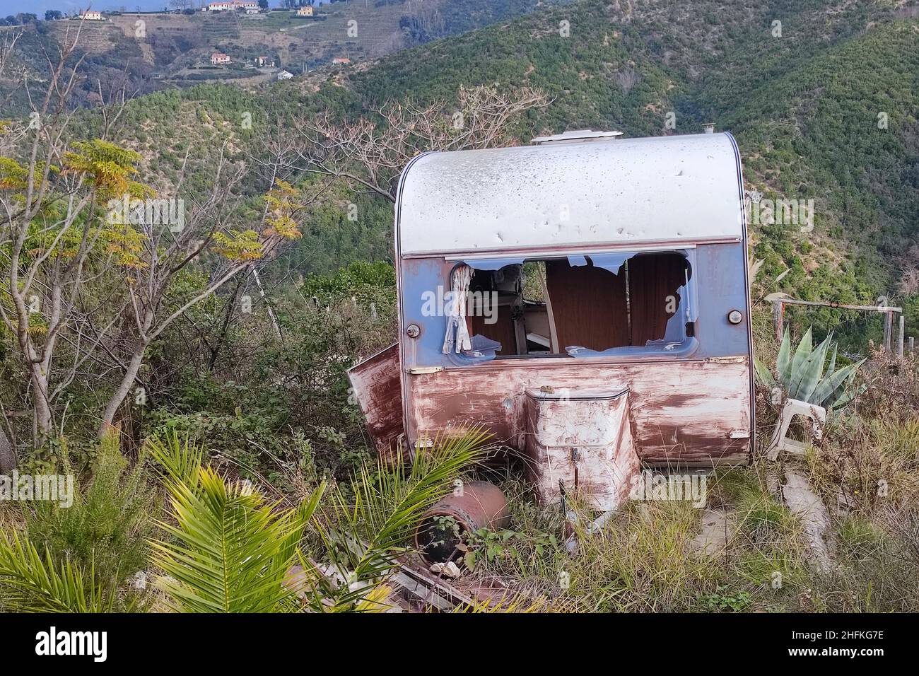 Old abandoned rusted roulotte Rv van in green field Stock Photo - Alamy