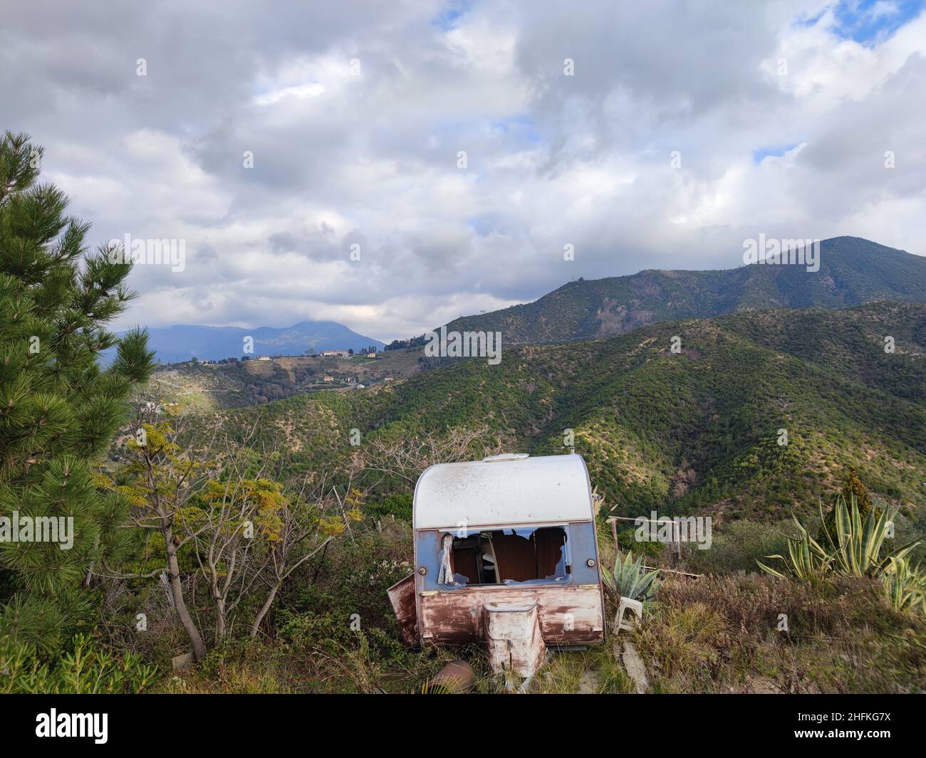 Old abandoned rusted roulotte Rv van in green field Stock Photo - Alamy