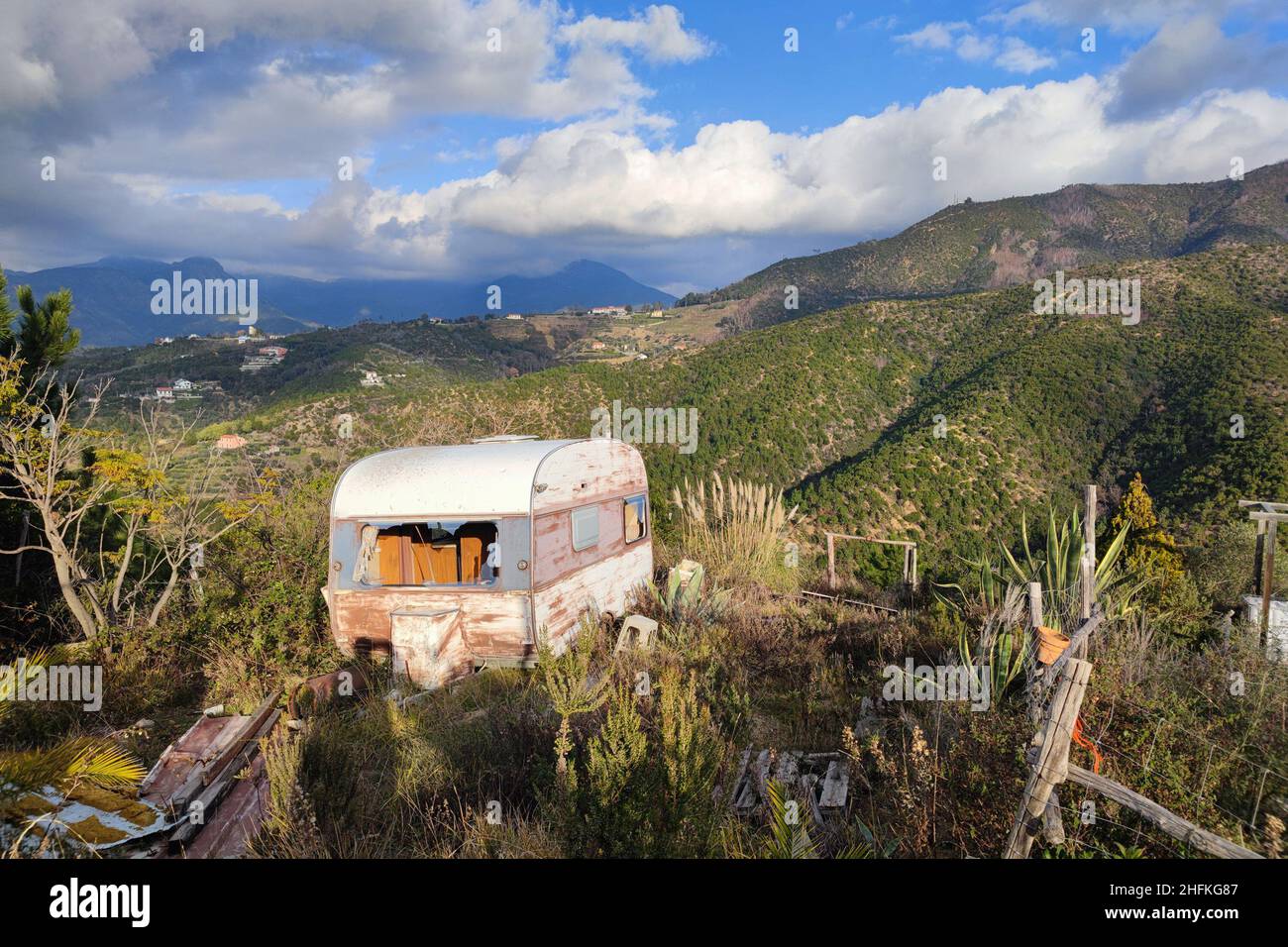 Old abandoned rusted roulotte Rv van in green field Stock Photo - Alamy