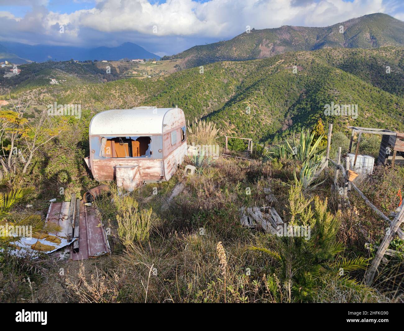 Old abandoned rusted roulotte Rv van in green field Stock Photo - Alamy