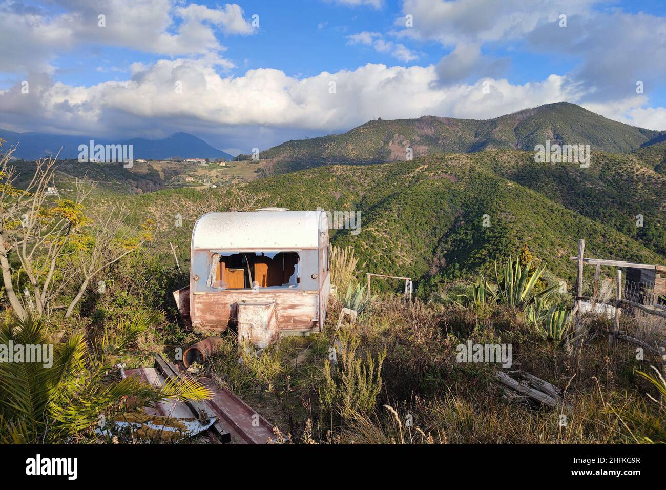 Old abandoned rusted roulotte Rv van in green field Stock Photo - Alamy