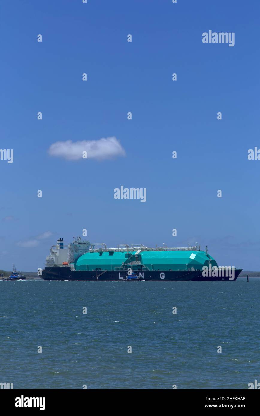 Supertanker with tugboats hi-res stock photography and images - Alamy