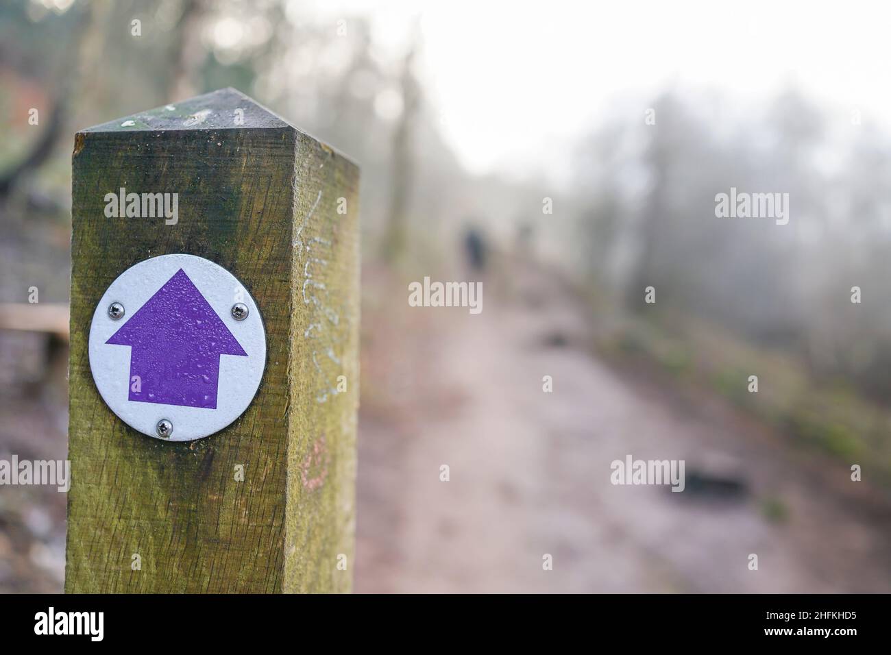Trail sign for a public footpath Stock Photo - Alamy