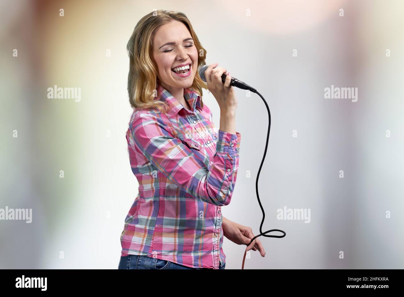 Sing performer vocalist woman hi-res stock photography and images - Alamy