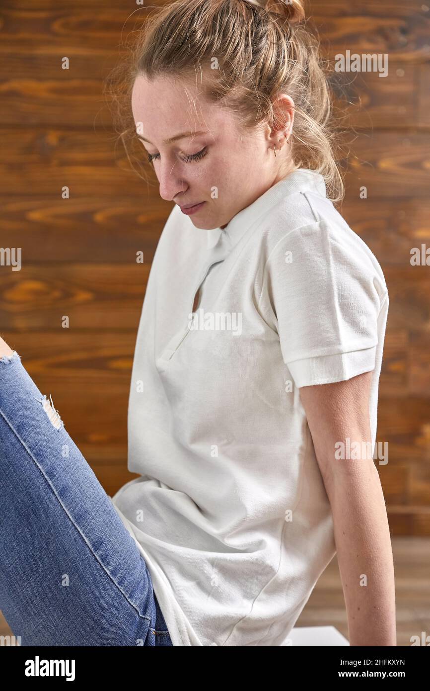 Girl in T-shirt sitting on the floor Stock Photo - Alamy