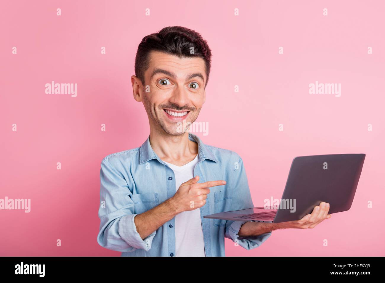 Portrait caricatured face geek pointing finger computer smiling in blue ...