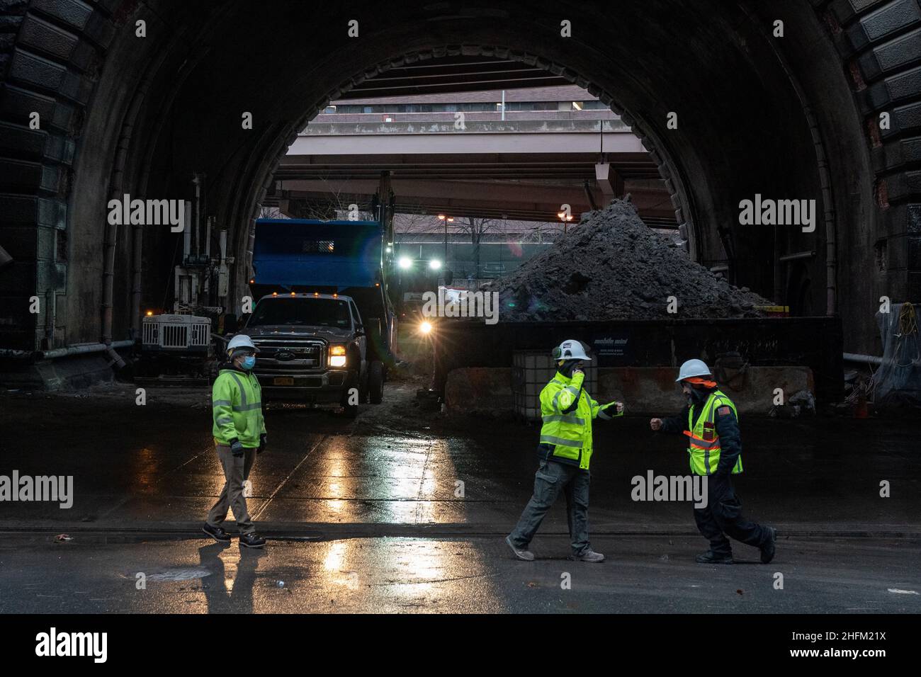 Brooklyn Bridge Construction Workers High Resolution Stock Photography ...
