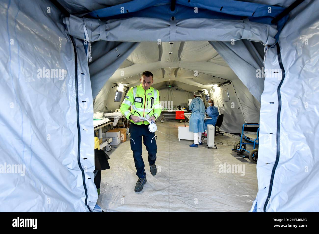 Triage tent hi-res stock photography and images - Alamy