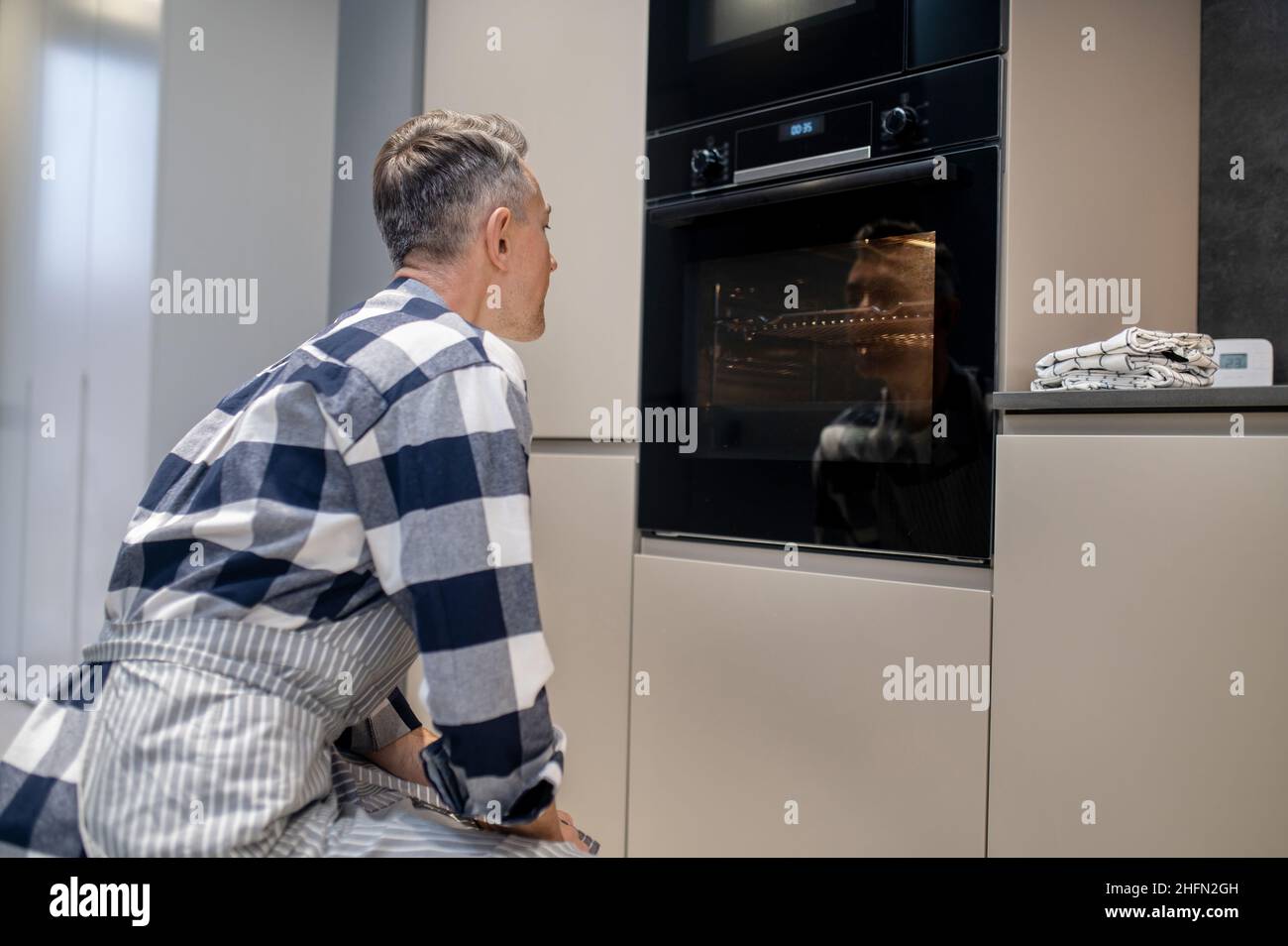 Man near oven hi-res stock photography and images - Alamy