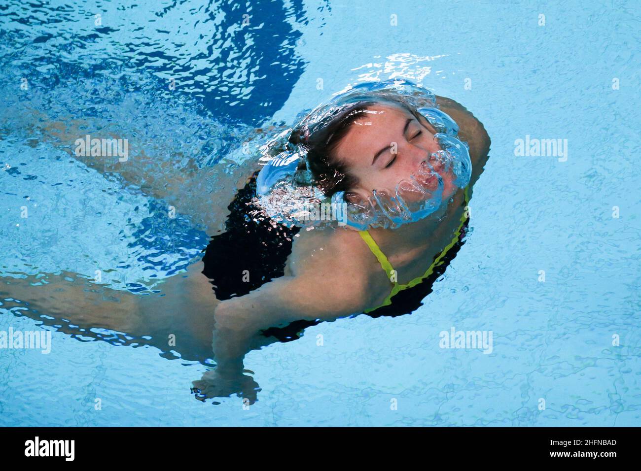 Tuffi in piscina hi-res stock photography and images - Alamy