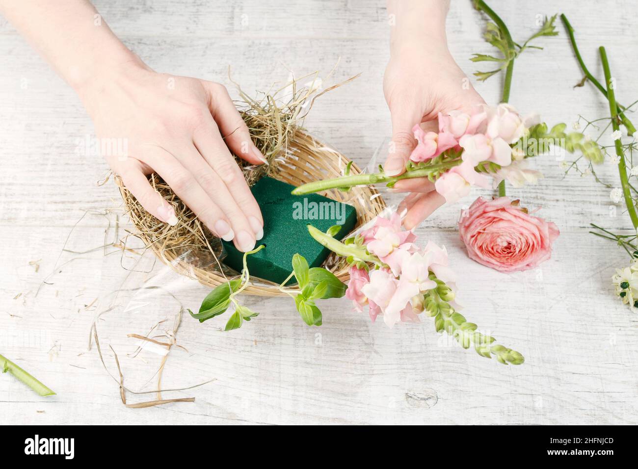 Basket with roses step by step hi-res stock photography and images - Alamy