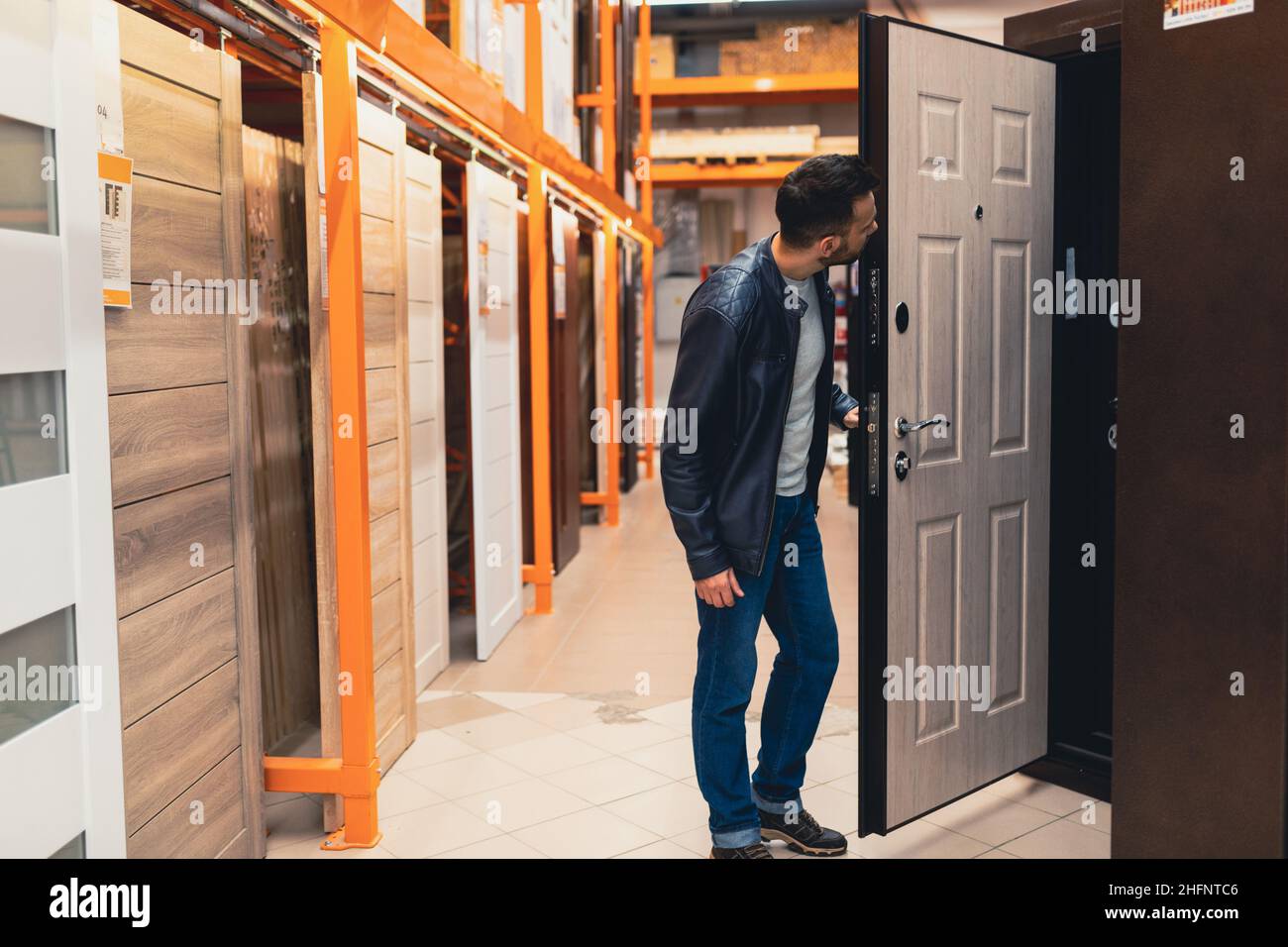 Diy store doors hi-res stock photography and images - Alamy