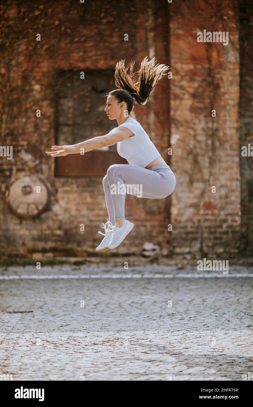 Pretty caucasian brunette runner woman hi-res stock photography and ...