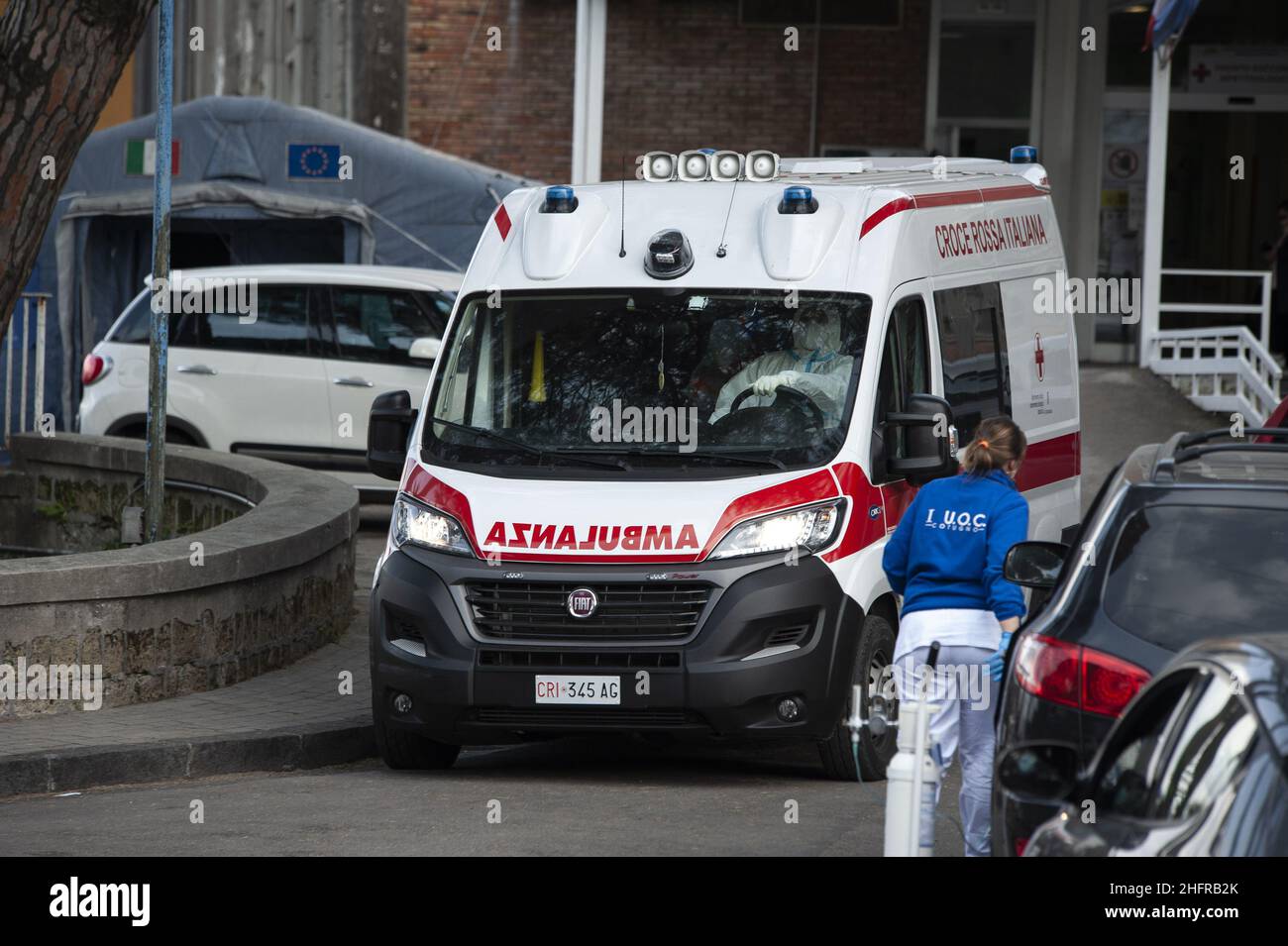 Ambulance leaving hospital parking hi-res stock photography and images ...