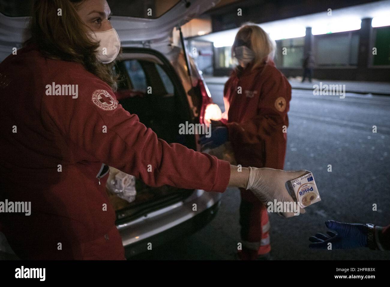 Croce rossa volunteer hi-res stock photography and images - Alamy