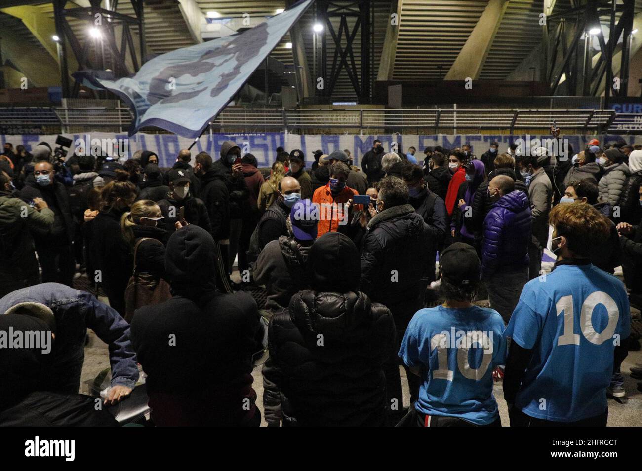 Fabio Sasso/LaPresse November 25, 2020 Naples, Italy news Fans flocked ...