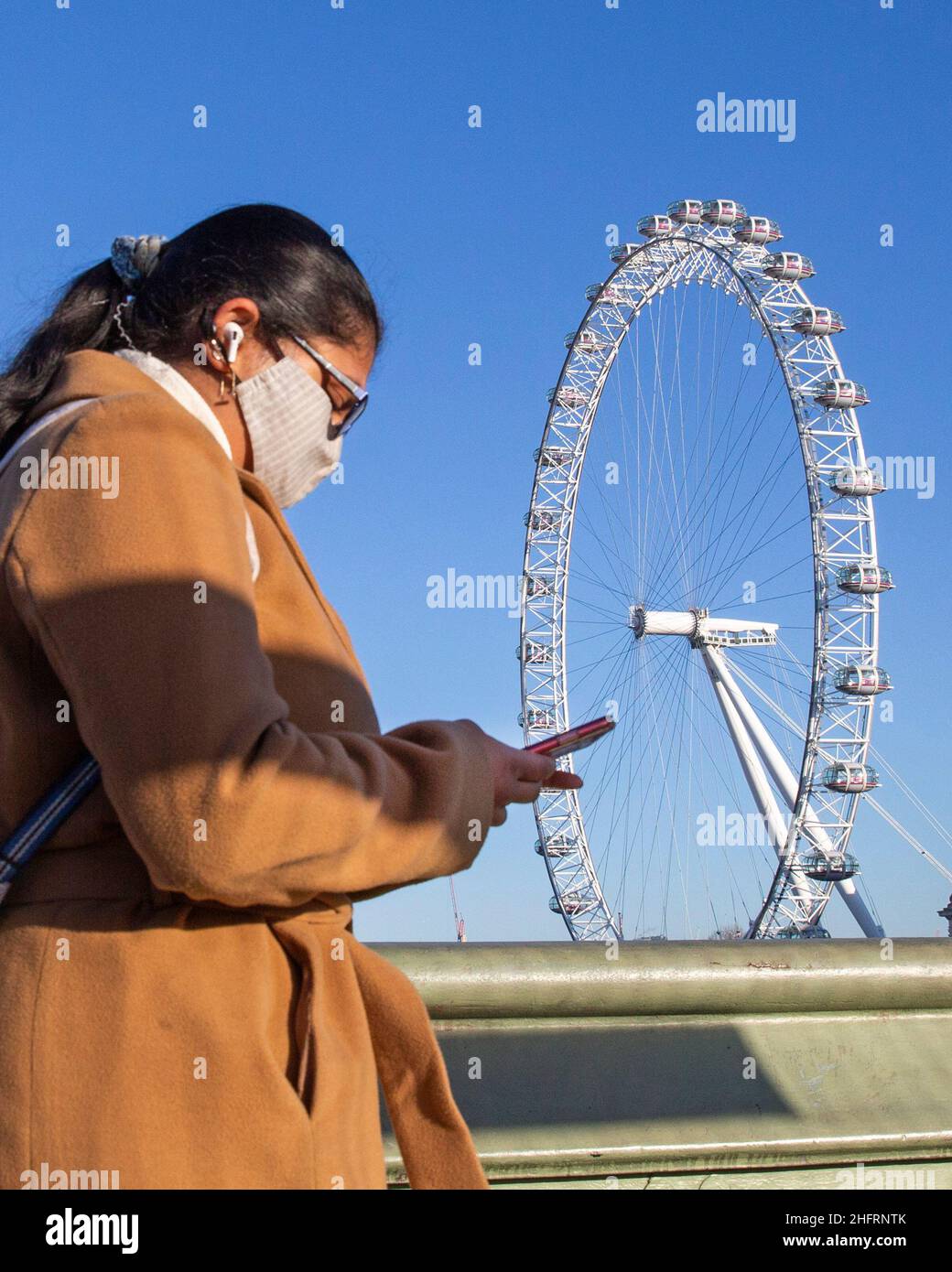 people wearing face masks around London with landmarks. Covid-19 Stock ...