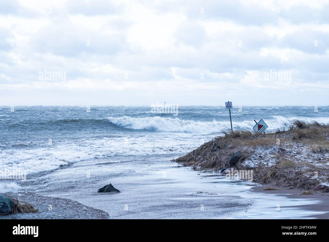 Big waves crash beach hi-res stock photography and images - Alamy