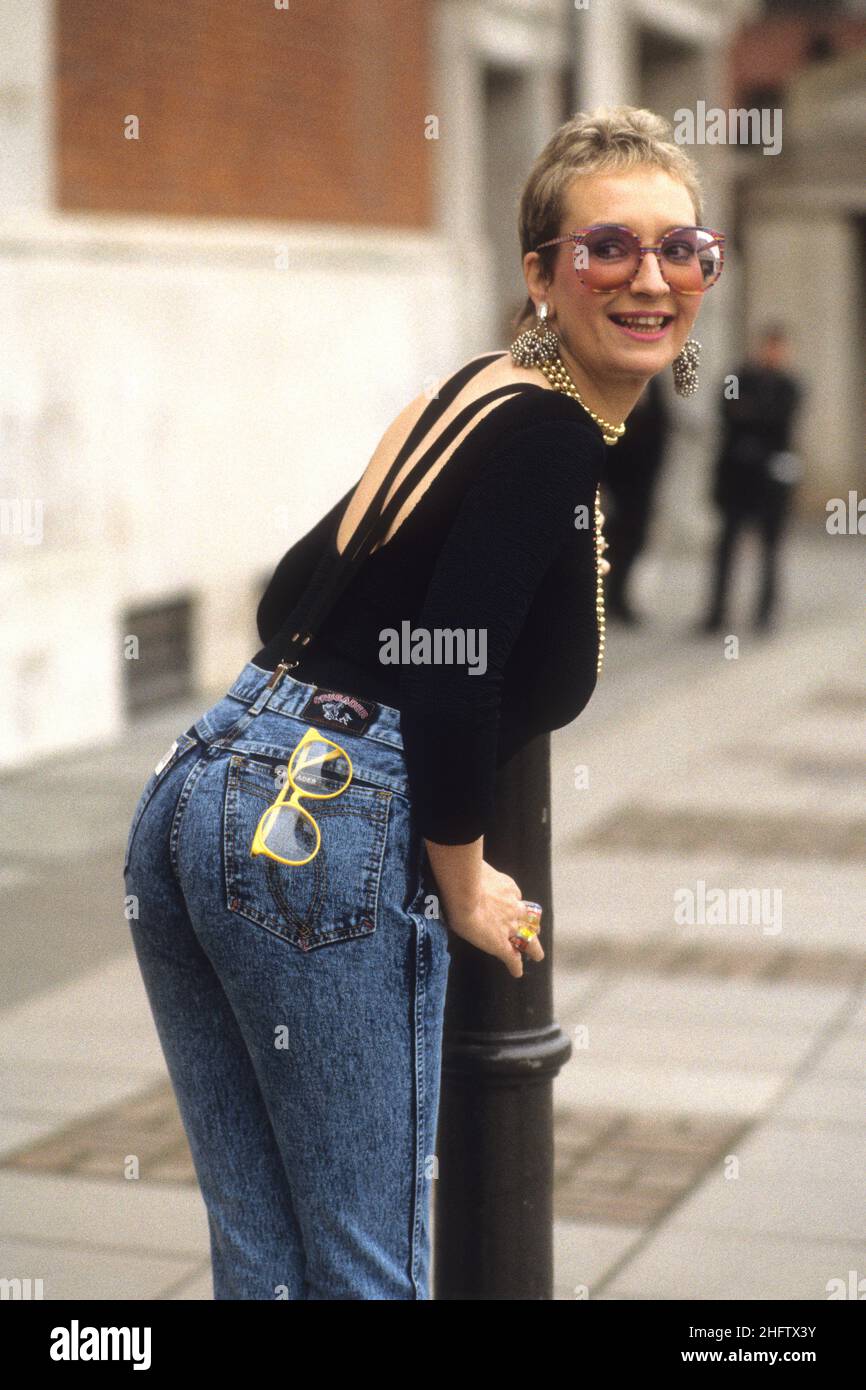 Actress Su Pollard voted 'rear of the year' winner by denim jeans ...