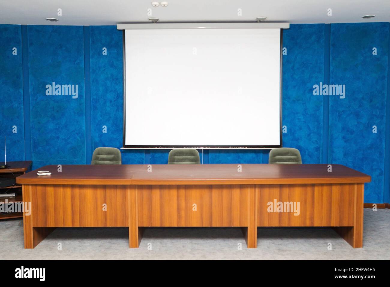 Empty small conference room table hi-res stock photography and images ...