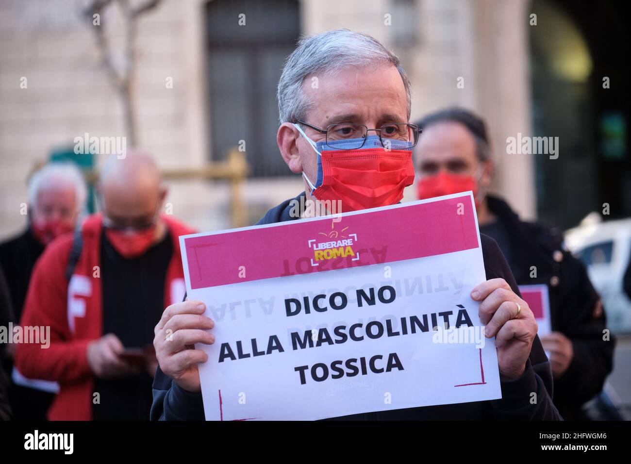 Mascherina rossa hi-res stock photography and images - Alamy