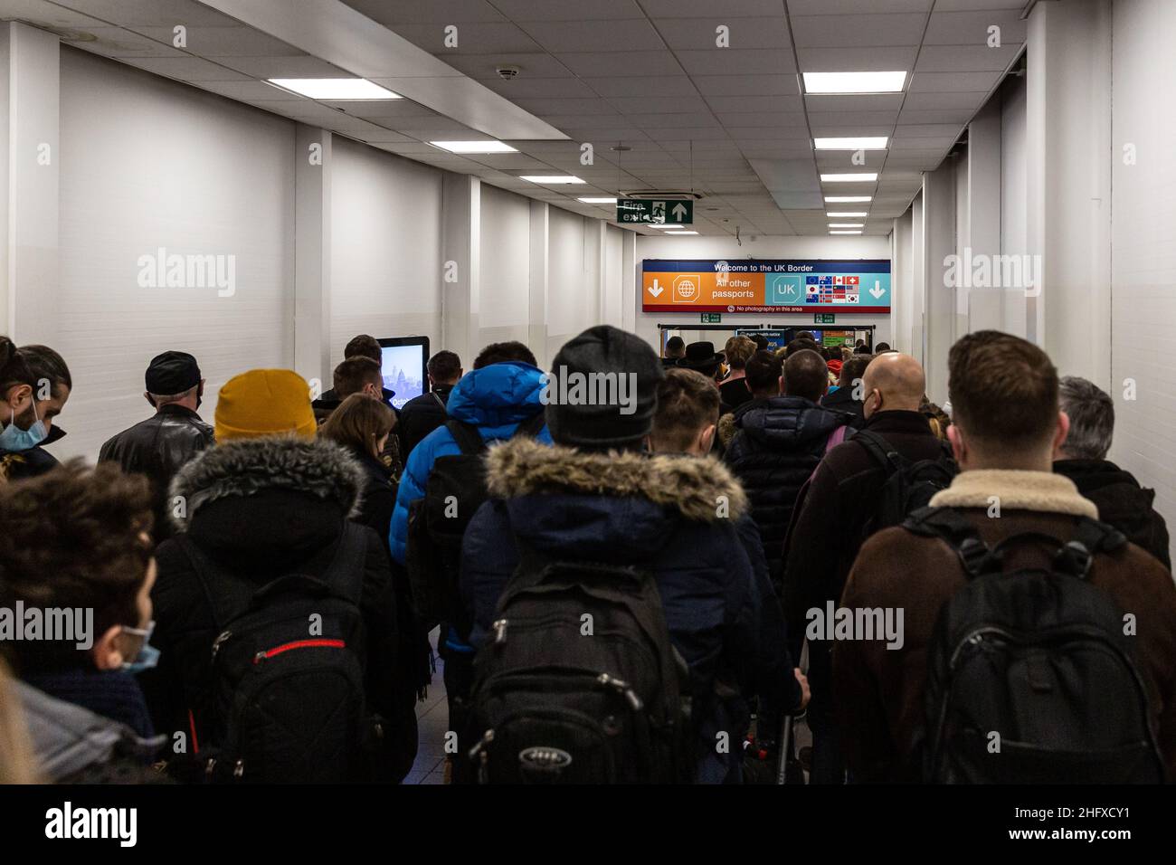 Airport queue uk 2022 hi-res stock photography and images - Alamy