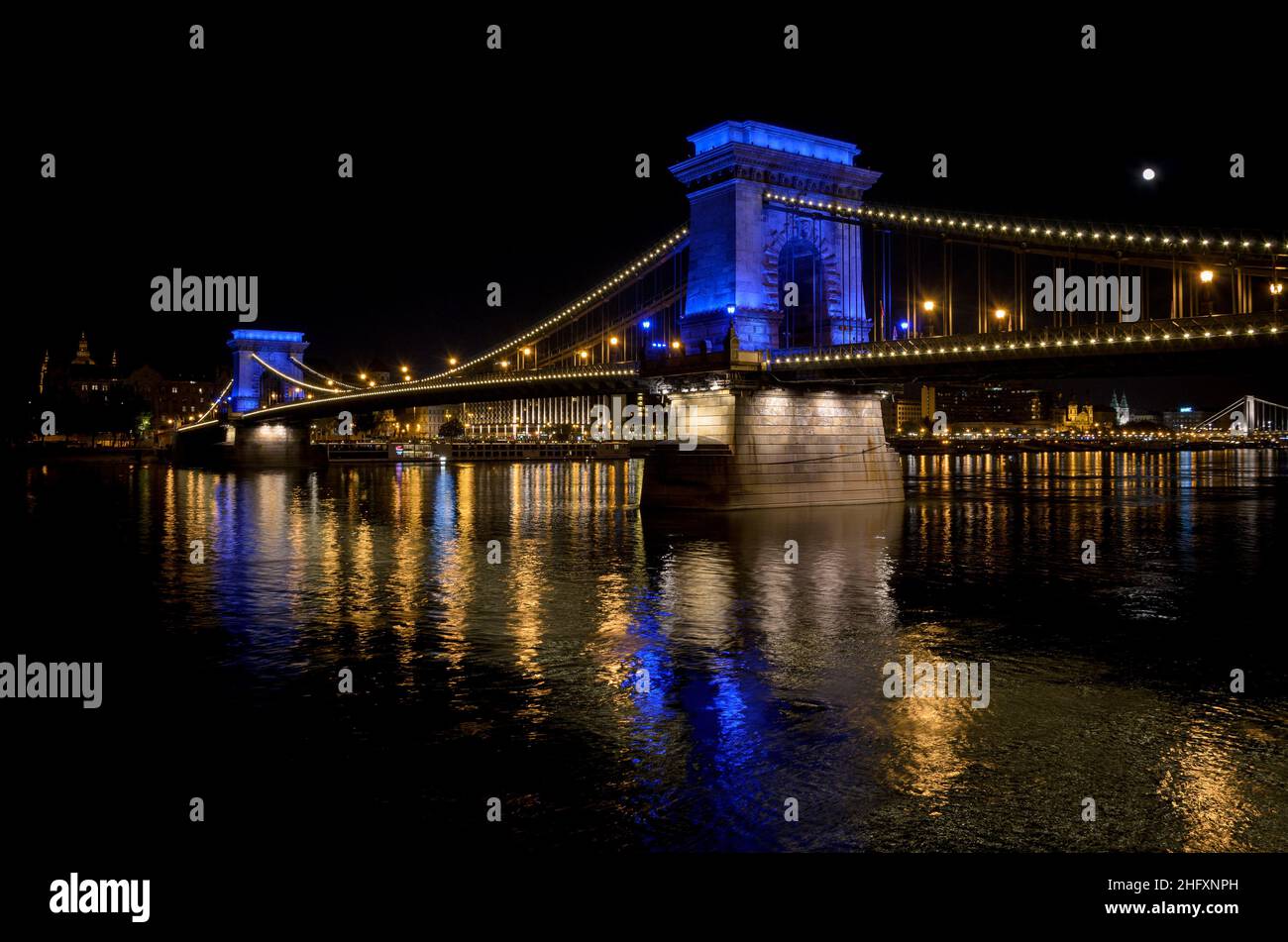 Illuminated chain bridge at night in budapest hi-res stock photography ...